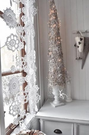 33 Ways to Use Snowflakes for Winter Home Decorating