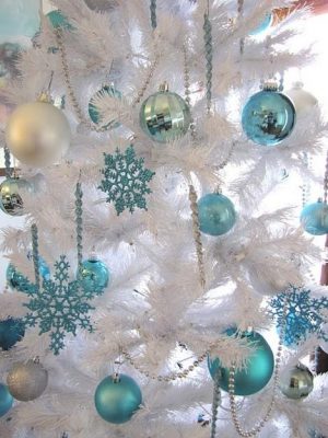 33 Ways to Use Snowflakes for Winter Home Decorating
