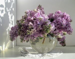 Creative Clear Glass Vases and Sparkling Spring Flower Arrangements