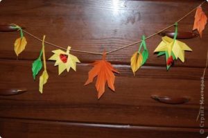 Fall Crafts Playing with Autumn Leaves, Decorative Garland Ideas