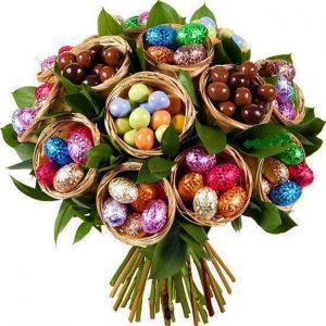 55 Floral Arrangements with Eggs, Easter Table Decorations and Eco Gifts
